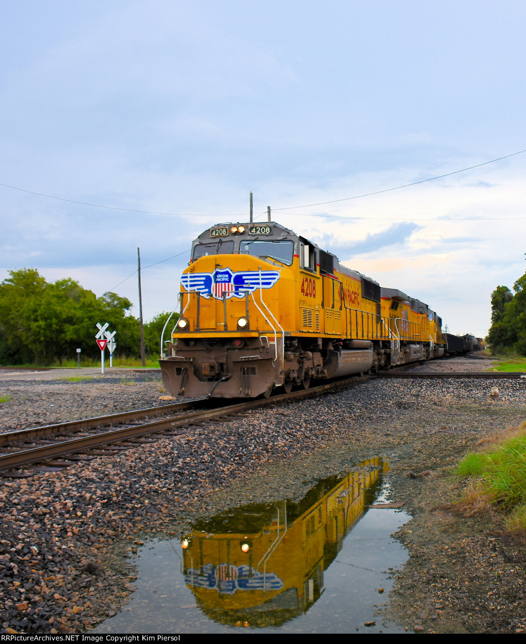 UP 4208 @ Flatonia Crossing with Reflection